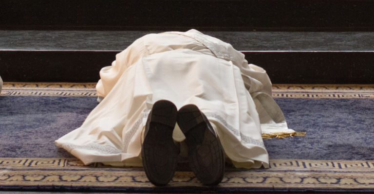 Prostrating to others as a form of greeting – Madeenah.com